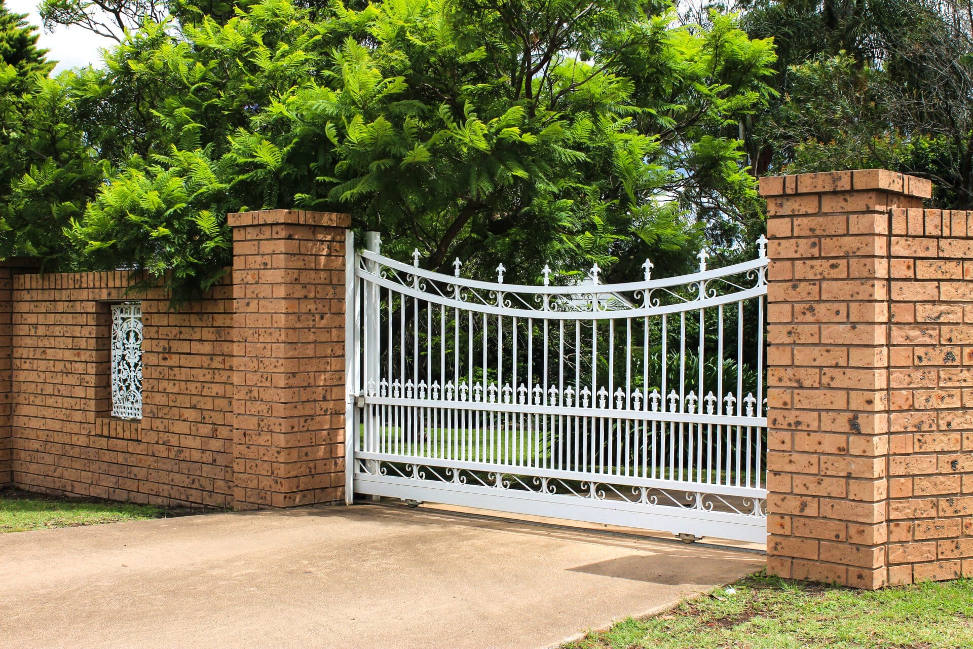 Transform Your Home with These Driveway Fence Ideas - Buzz Custom Fence